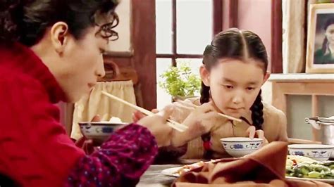 女孩住在舅媽家，吃飯不敢夾菜，舅媽嘴上不饒人卻給她夾滿了菜！ Youtube
