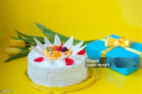노란 배경에 젤리 튤립과 선물로 장식 된 축제 흰색 케이크 0명에 대한 스톡 사진 및 기타 이미지 0명 거품 내기 귀여운