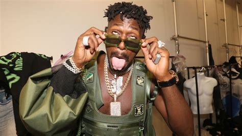 Antonio Brown Weighs In On Kanyes White Lives Matter Shirt
