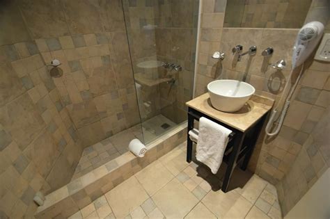 Caerse En La Ducha Del Hotel Estando De Viaje Por Trabajo No Siempre Es