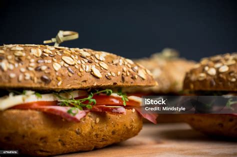 穀物パンハムトマト暗い背景にクレソンのサンドイッチ おやつのストックフォトや画像を多数ご用意 おやつ まな板 アウトフォーカス