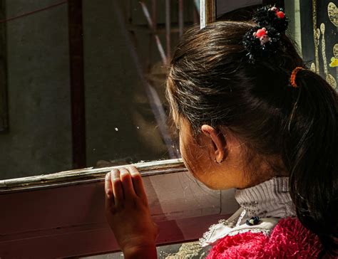경치가 좋은 고독 고요한 고요함 금발 낮 녹색 셔츠 뒷모습 레저 맑은 하늘 머리 활 반사 부드러운 빛