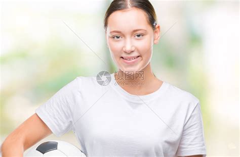 年轻漂亮的白人女子在孤立的背景下拿着足球高清图片下载 正版图片505608427 摄图网