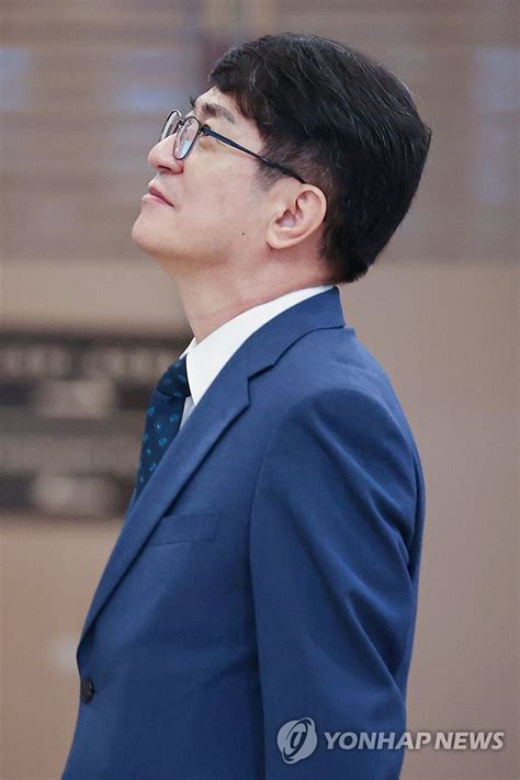 승강기 기다리는 이균용 대법원장 후보자 연합뉴스