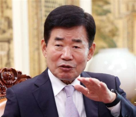 야 내가 뭘 더 얼마나 어떻게 해줘야 하는건데 너네 집권여당이야 정치시사 에펨코리아