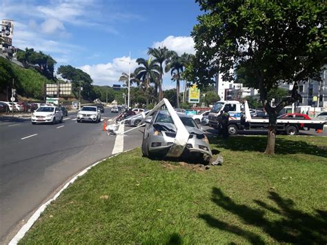 Motorista Perde Controle De Carro E Derruba Poste Na Avenida Garibaldi