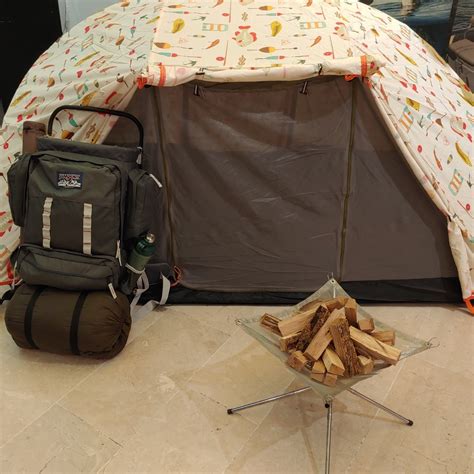 놀고먹고 캠핑과 여행 및 관련 매장 낚시하는 포스터가 텐트와 함께 장갑 컵 타프 텐트 등 다양한