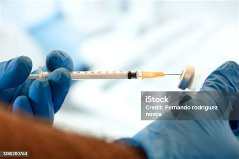 독감 백신을 들고 있는 의사 또는 간호사 홍역 주사주사기는 아기와 성인 예방 접종 의학 및 약물 개념 백색 배경에 대비합니다 건강관리와 의술에 대한 스톡 사진 및 기타