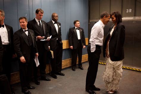 20 Íntimas fotografías de amor de Barack y Michelle Obama