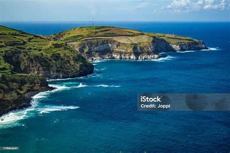 從聖米格爾島葡萄牙聖米格爾島欣賞海岸線的壯麗景色 照片檔及更多 全景 照片 全景 名勝古蹟 地勢景觀 Istock