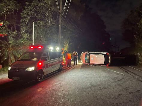 16歲少年租車載3友！擦撞山壁整台車翻覆 2人輕傷送醫 生活 Nownews今日新聞