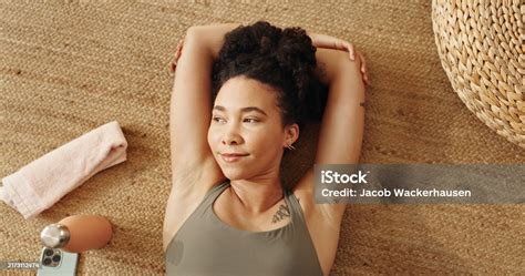 위에 긴장을 풀고 피트니스 생각 및 운동 평화 롭고 숨쉬는 여성과 함께 바닥 집 거실에서 쿨 다운 루틴 또는 운동으로 미소 사람과 소녀 25 29세에 대한 스톡 사진 및