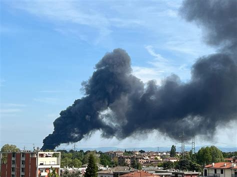 Pomeriggio Di Paura A Parma Vasto Incendio In Via Emilio Lepido