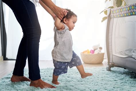 Como Ajudar Meu Bebê A Andar Sozinho E Que Precauções Devo Tomar