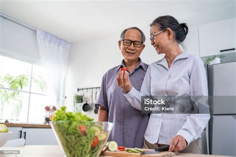 아시아를 사랑하는 노인 부부는 부엌에서 앞치마와 요리를 착용합니다 매력적인 강한 노인과 여자 조부모는 집에서 은퇴 생활 활동을 즐길 안경안경을 착용 가족 관계 개념 노인에