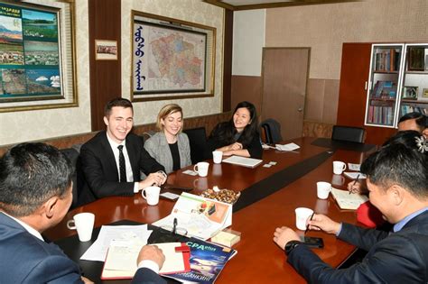 АНУ ЫН ЭЛЧИН САЙДЫН ЯАМНЫ ОЛОН НИЙТТЭЙ ХАРИЛЦАХ АЛБАНЫ ТӨЛӨӨЛӨГЧИД УВС АЙМАГТ АЖИЛЛАЖ БАЙНА