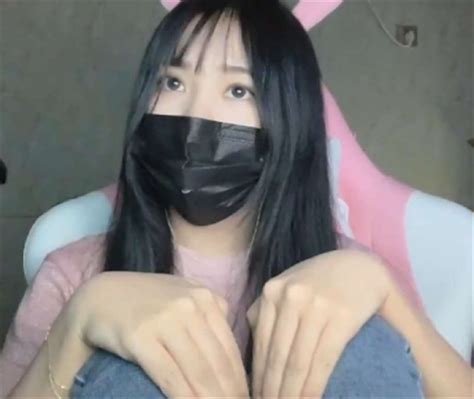 小团团露脸也没用？呆妹儿还是斗鱼一姐，看到下方4个字粉丝懂了主播