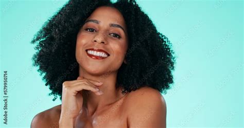 Vidéo Stock Black Woman Face And Afro In Beauty Cosmetics Or Skincare