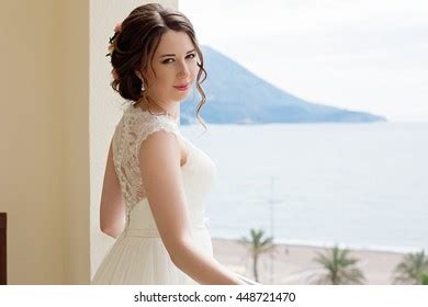 Ähnliche Bilder Stockfotos und Vektorgrafiken von Schöne nackte sexy Dame in eleganter Pose