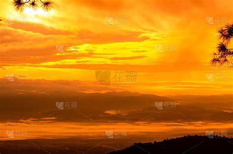 美丽的风景在日落天空与云在山顶。