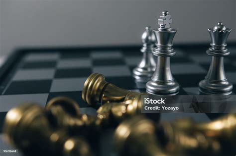 투자 리더십 개념 킹 체스 조각 체스와 다른 이동 근처 아래로 떠 있는 보드 게임 개념 사업 아이디어와 경쟁 및 전략 계획 성공