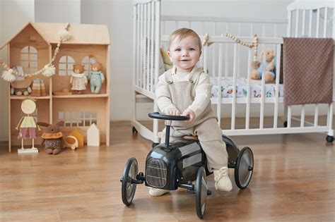 파란 눈을 가진 멋진 아기 소년 보육원에서 자동차와 장난감을 가지고 노는 어린이 조기 개발 유치원 보육원 놀이방 어린이날 어머니의 날 6 11 개월에 대한 스톡 사진 및