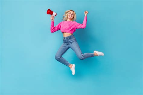 활기찬 행복 여자의 전체 길이 크기 사진 핑크 스웨터 주먹을 들고 확성기 만세 쇼핑 고립 된 푸른 색 배경 18 19세에 대한 스톡 사진 및 기타 이미지 Istock