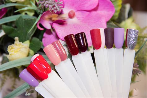 네일 케어와 매니큐어 개념입니다 고객의 손톱에 대 한 여러 가지 빛깔의 매니큐어 팔레트 Choise 뷰티 살롱에서 여자입니다 텍스트에 대 한 Copyspace 0명에 대한