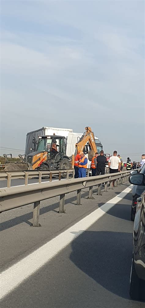 Accident cumplit pe A 1 Cinci oameni au murit în mașina strivită între
