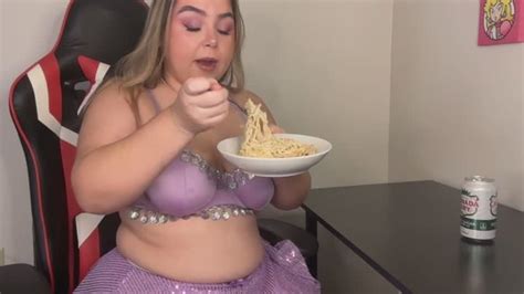 A Sra GoldenCherry Alfredo Belly Stuffing Usando Lingerie De Concha Marinha MsGoldenCherry