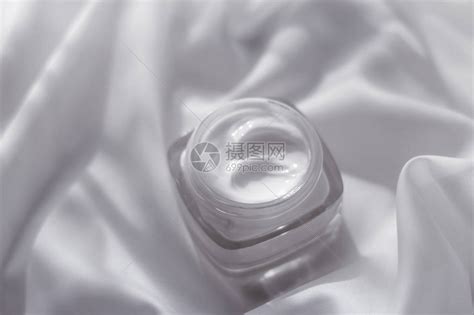 化妆品牌化妆品和spf概念丝绸背景上的面霜保湿罐保湿护肤乳液和提升乳液奢华美容护肤品牌的高清图片下载 正版图片506252732 摄图网
