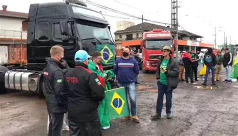 Caminhoneiros Bolsonaristas Fazem Cerca De 100 Bloqueios Em Estradas De