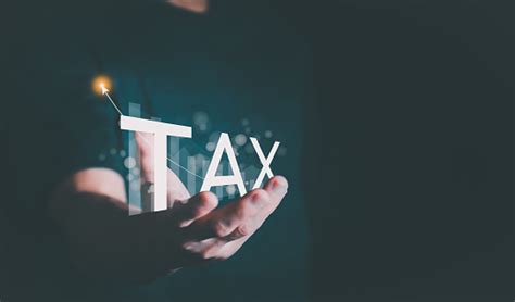 금융 연구 정부 세금 및 계산 세금 환급 개념 손에 홀로그램 세금을 보여주는 사업가 온라인 세금 환급 양식 지불 작성 온라인 마케팅 비즈니스 프로세스 개념에 대한 스톡 사진