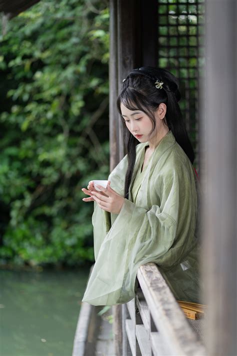 예술적 언어 20231111 녹색 셔츠를 입은 안개비 손님은 1살입니다 V2ph