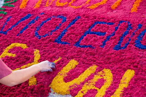 코 퍼스 크리스티 축 하에서 스트리트 카펫을 장식 하는 자원 봉사자 Corpus Christi Celebration에 대한 스톡