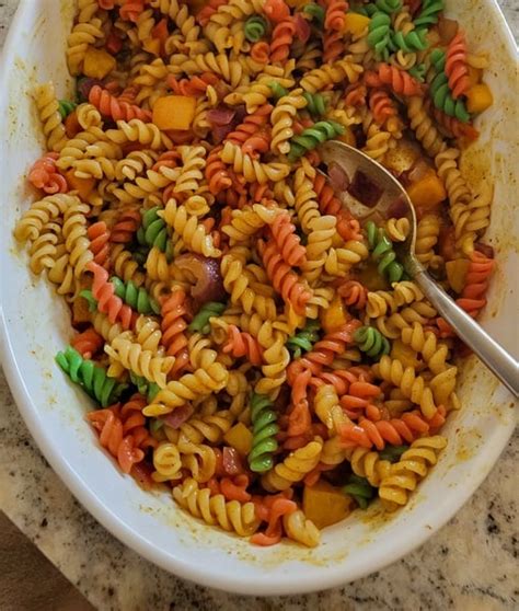 Curry Pasta Salad · Tas