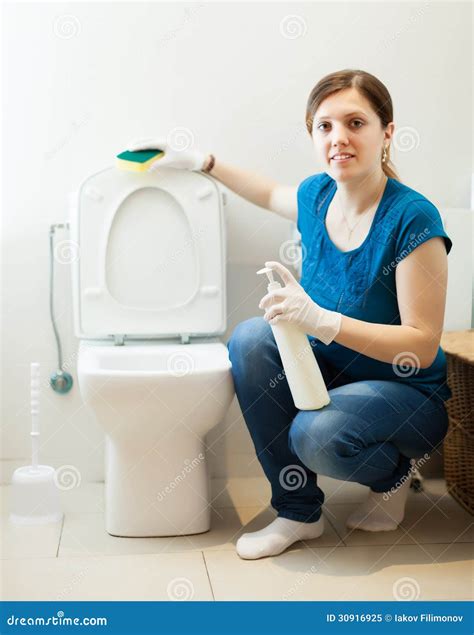Frau Im Badezimmer Mit Schwamm Und Reiniger Stockbild Bild Von Haupt