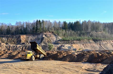 광산 트럭은 오픈 피트 광산에서 모래와 기타 광물을 수송 금 금속에 대한 스톡 사진 및 기타 이미지 금 금속 러시아 화물 운송 Istock