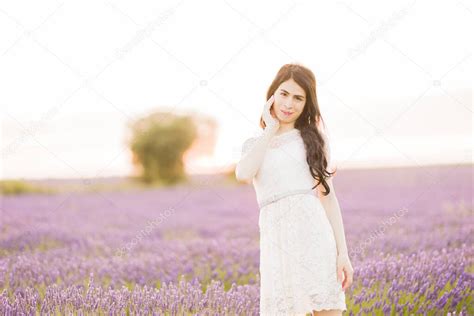 Mujer Transg Nero Disfrutar De Los Campamentos De Lavanda De Brihuega