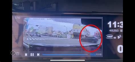 影／最強的機車騎士！機車違規左轉遭撞飛 騎士騰空翻滾完美落地 觀傳媒