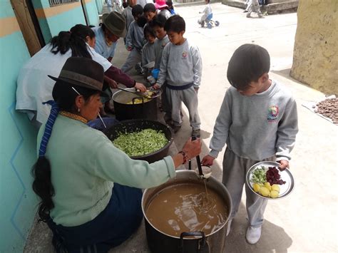 NPO法人エクアドルの子どものための友人の会SANE 学校菜園事業校での給食2ーウンベルトフィエロ校