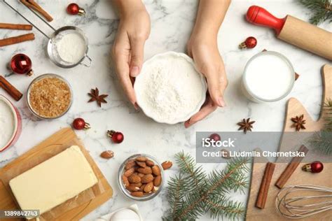 재료가있는 흰색 대리석 테이블에서 전통적인 크리스마스 케이크를 요리하는 여성 전망 공휴일에 대한 스톡 사진 및 기타 이미지
