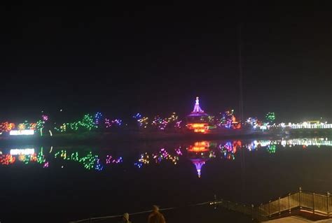 वृंदावन कुंभश्रद्धालुओं को आकर्षित कर रही देवरहा बाबा समाधि की झिलमिलाहट Lighting Of Shri