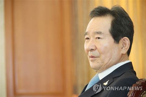 연합뉴스와 인터뷰 하는 정세균 총리 연합뉴스