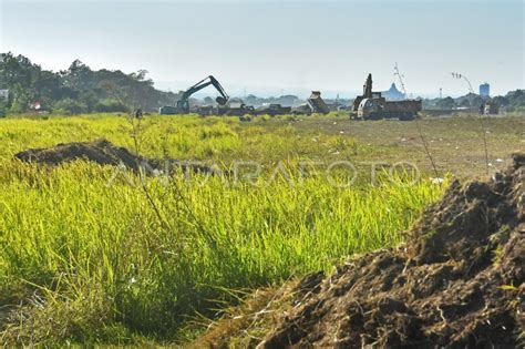 Pembangunan Sirkuit MXGP Lombok Di Bekas Bandara Selaparang ANTARA Foto