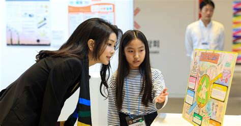 김건희 여사 우리 디자이너 세계 무대 활동 위해 힘 보태겠다 뉴시스pic