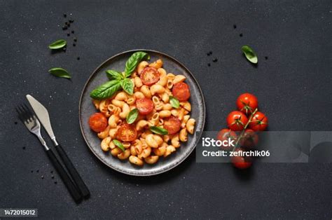토마토 소스와 방울토마토를 곁들인 파스타는 콘크리트 배경 평면도 텍스트 공간 볼로네즈 소스에 대한 스톡 사진 및 기타 이미지
