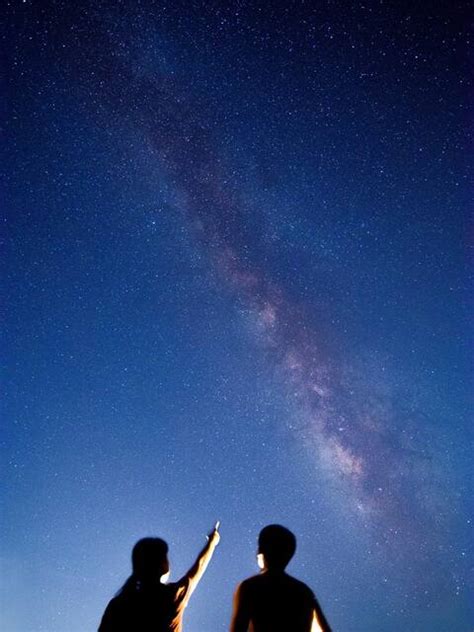 背影看星星 看星星看月亮 躺着看星星 大山谷图库