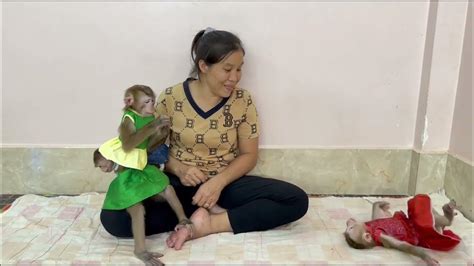 Mommmmmy So Loudly 2 Sibling Throw Tantrum At Mom Want Mom To Comfort Refuse To Stand Up