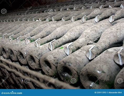 W Lochu Wino Butelki Obraz Stock Obraz Złożonej Z Stos 25911393